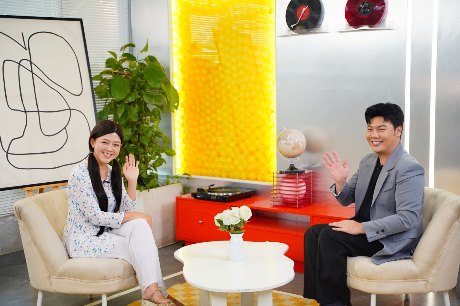 Nữ hoàng trợ diễn Hồng Trang hé lộ góc khuất cay đắng: Ôm mặt hóa trang ...